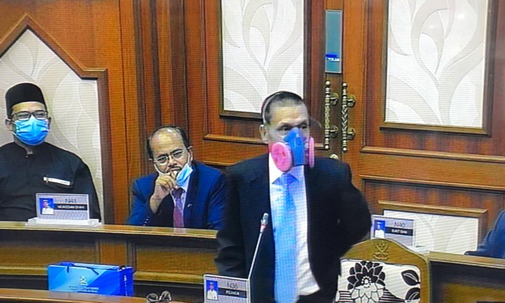 Ex-Pahang MB steals the show with respirator in state assembly