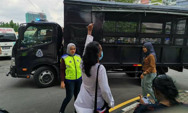 Five arrested for protest against union-busting outside Ipoh Hospital
