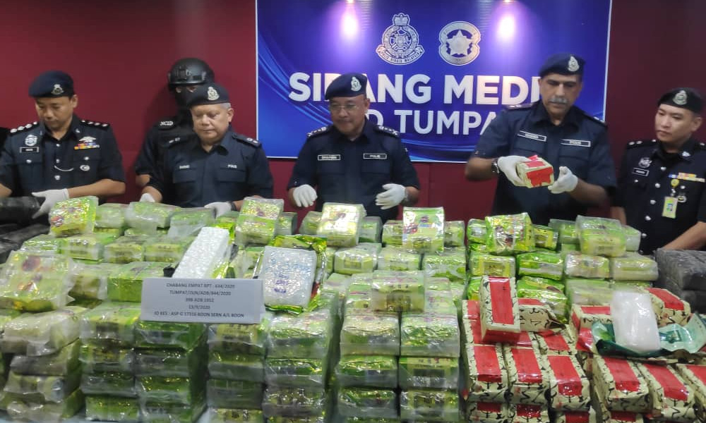 Suspek tinggalkan pacuan 4 roda bersama syabu bernilai RM23.4 juta