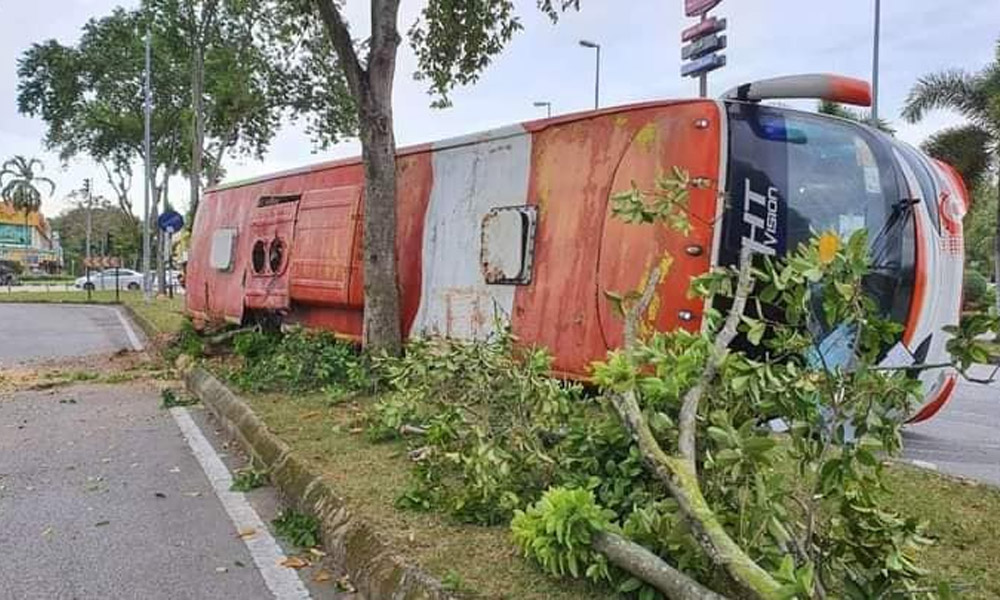 Bus crashes into tree in Nilai, four USIM students injured