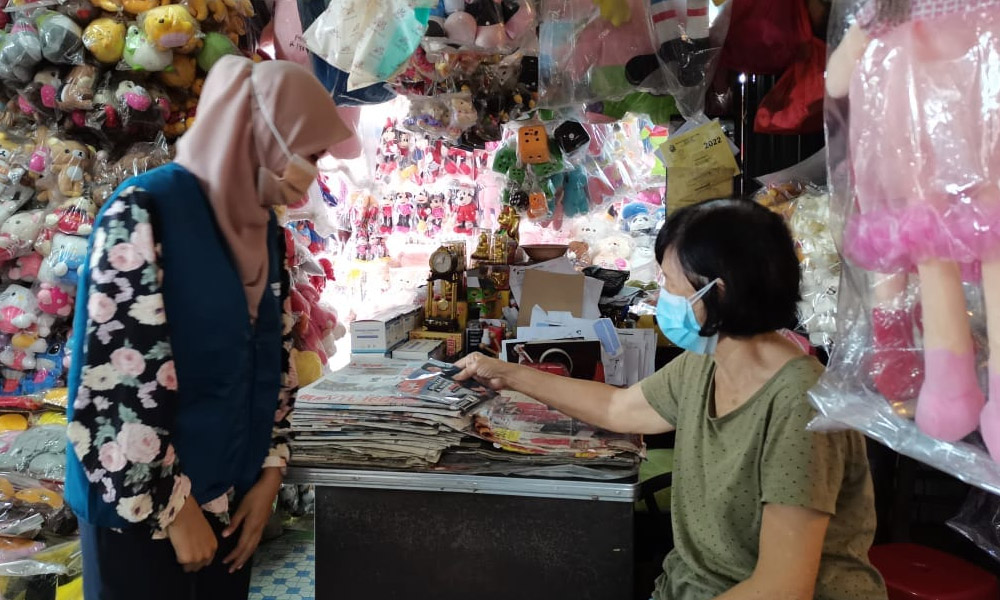 Shazani puts her command of Mandarin to good use in Semarang