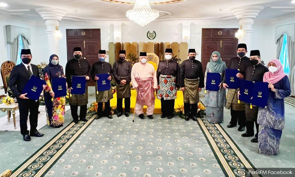Eight Perlis state reps sworn in as executive councillors