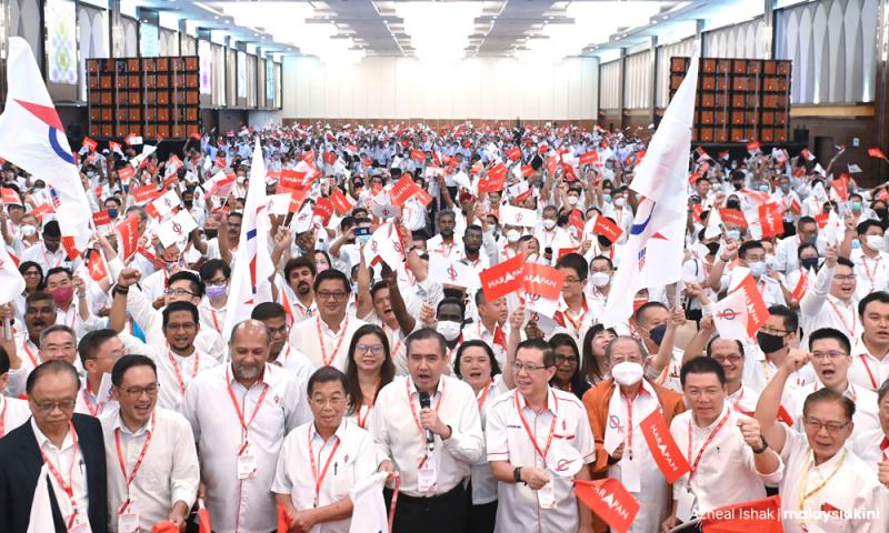 DAP lucut keanggotaan ahli jika lompat parti - Loke