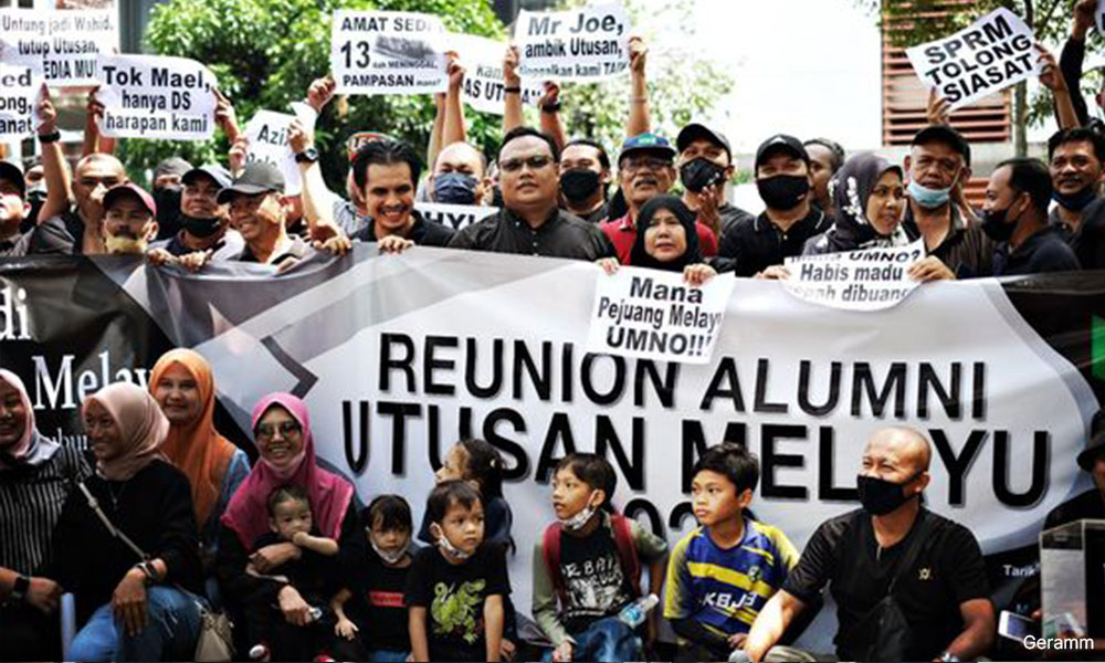 300 Utusan ex-staff gather to mark daily's 'demise'