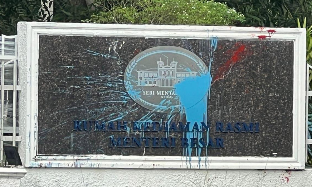 Signboard of Kedah MB's residence splashed with paint