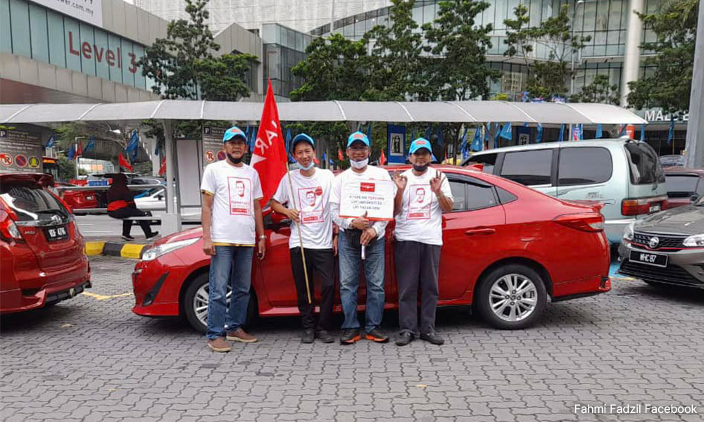 Pro-Harapan e-hailing drivers offer free rides to affected LRT commuters