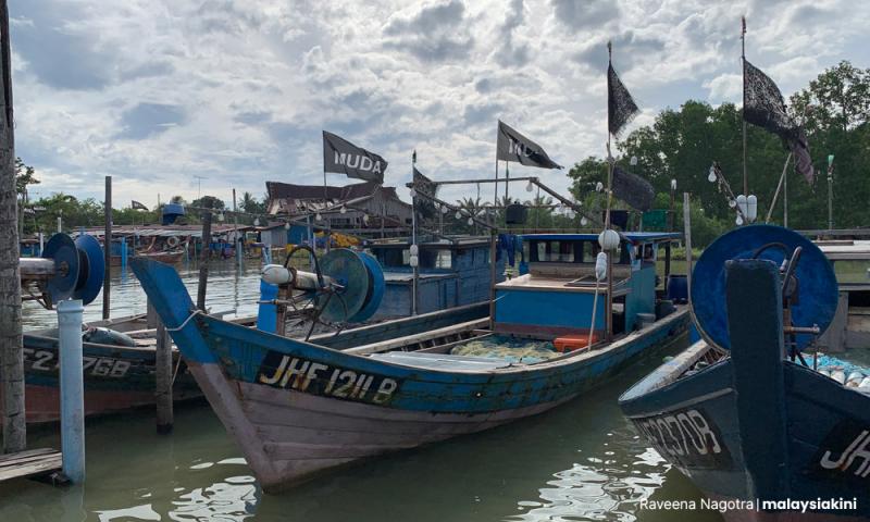 Muar fisherfolk hoist Muda's black flag, BN seeks to turn the tide