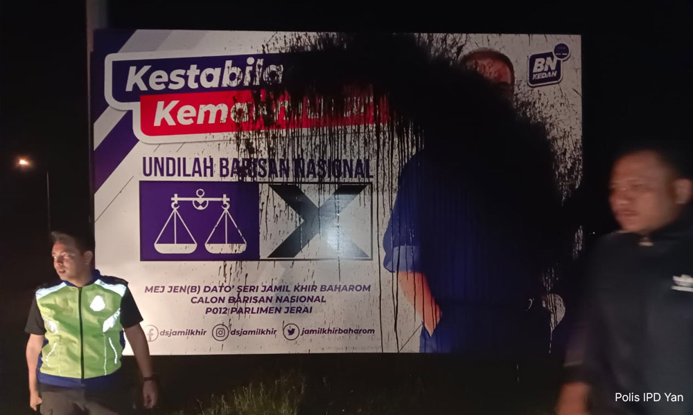 Poster Jamil Khir disimbah cat hitam