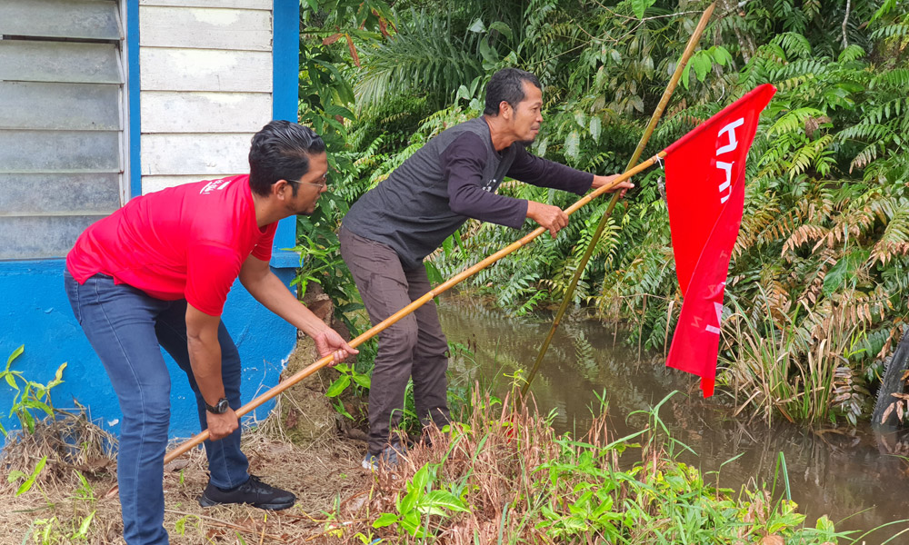 Lebih 200 bendera PH kena cabut, dibuang ke parit