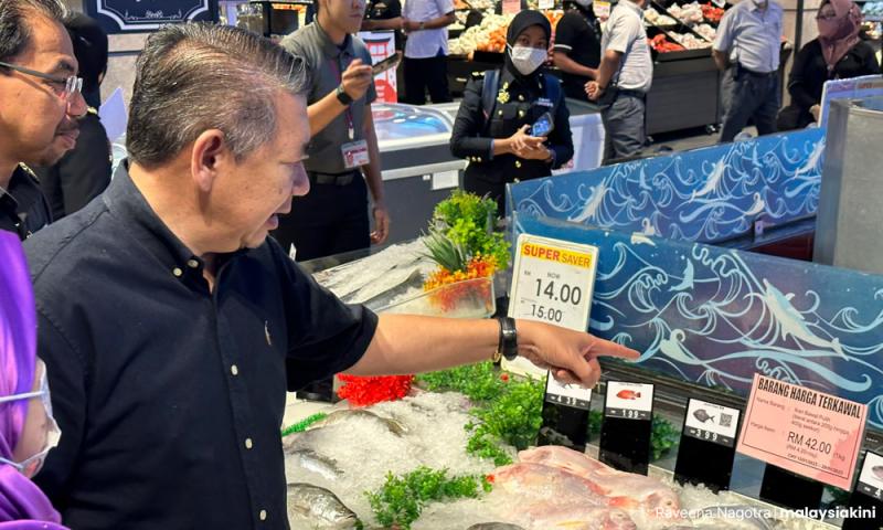 Peniaga pasar Larkin jual daging melebihi harga kawalan