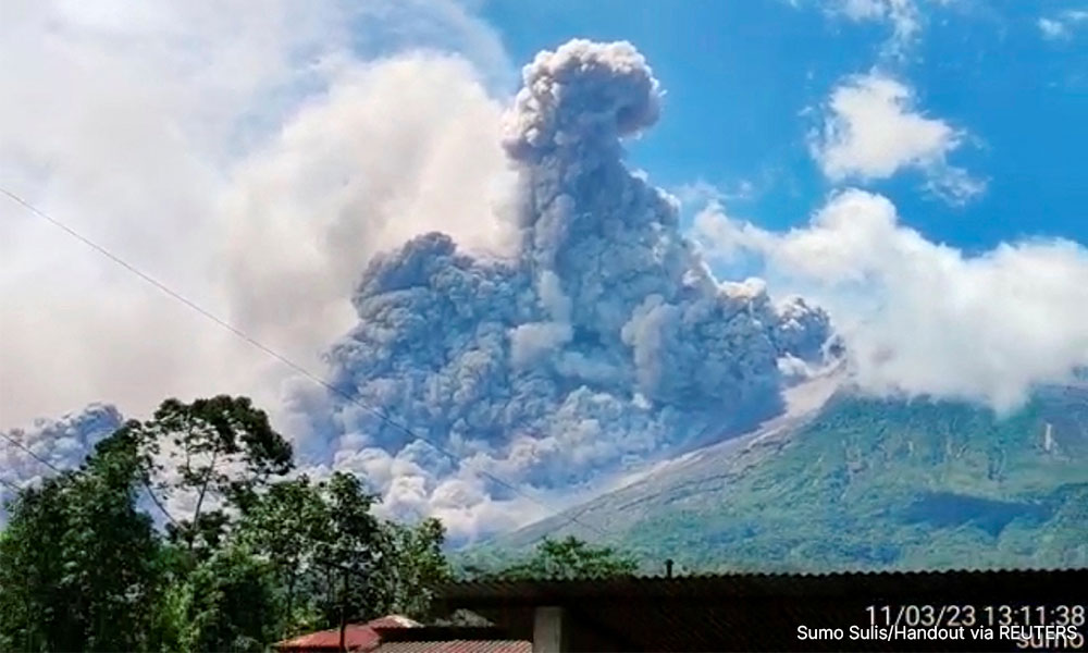 Gunung Merapi meletus