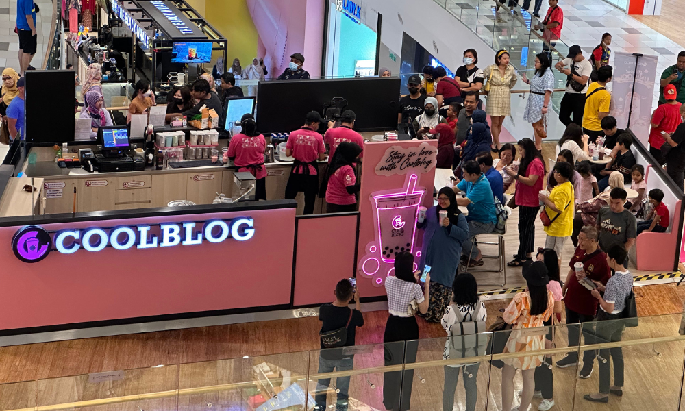 Huge crowd at Coolblog MyTown explained of a unicorn sighting!