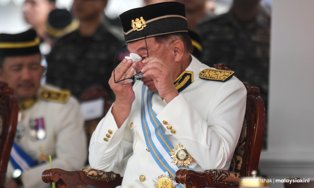 Anwar tears when watching Lahad Datu intrusion pantomime