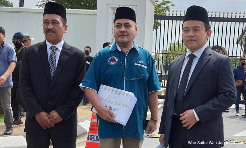 'Chance encounter' - Wan Saiful meets '300km walk' EPF man