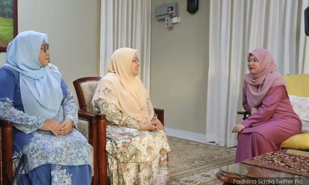 Menteri pendidikan ziarah isteri Allahyarham Nik Aziz