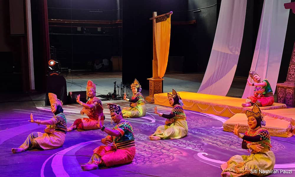 Falling in love with Mak Yong at first dance