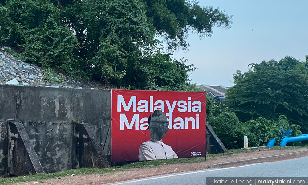 Poster Anwar dirobek lagi