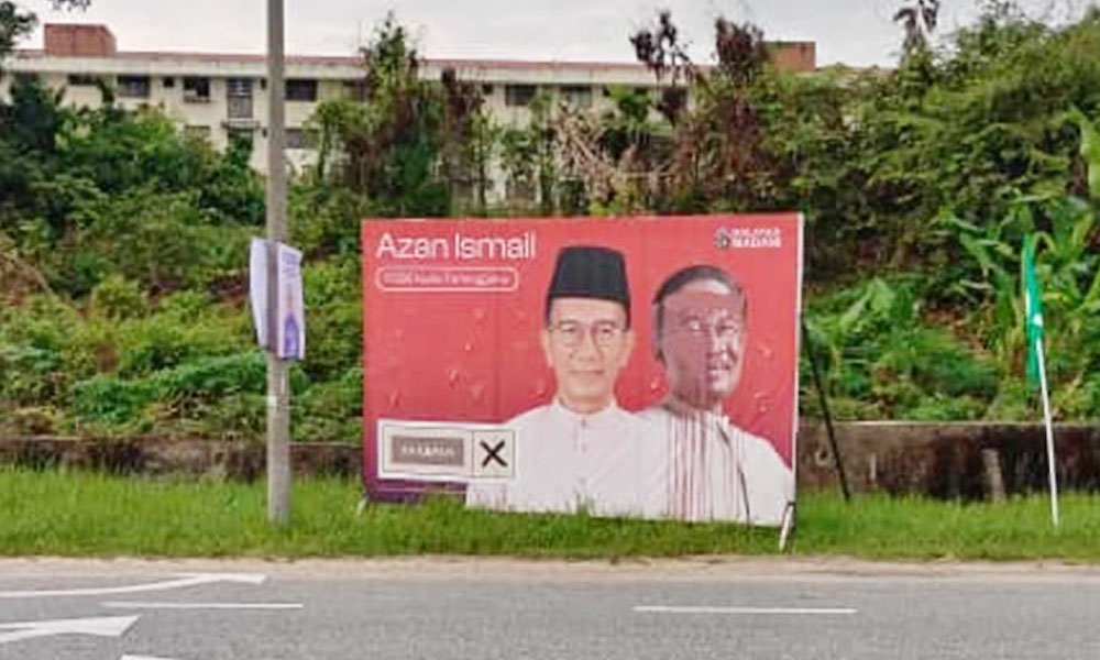 Poster Anwar disimbah cat di Kuala Terengganu