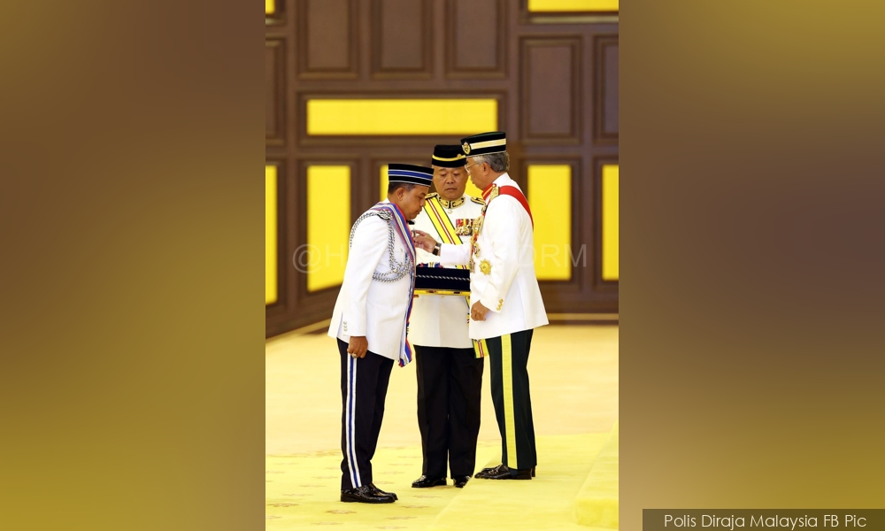 Ayob Khan dahului terima darjah, pingat polis dari Agong