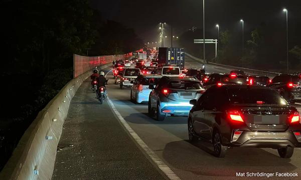 Aliran trafik bergerak perlahan di Kuala Krai, Gua Musang