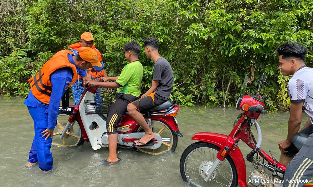 Youths help to relocate flood victims, motorcycles in K'tan