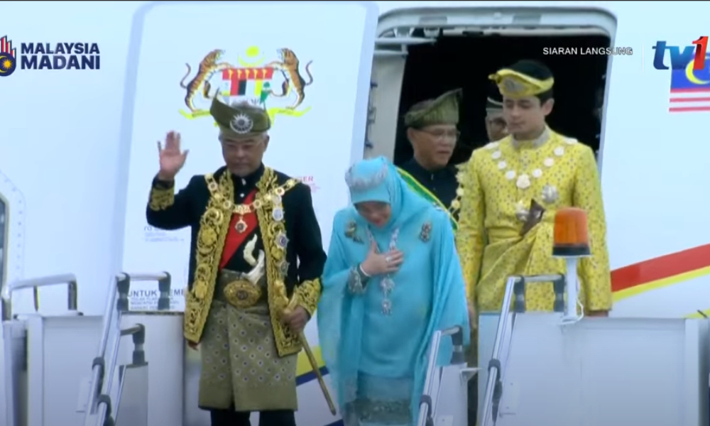 Al-Sultan Abdullah, Tunku Azizah selamat tiba di Pahang