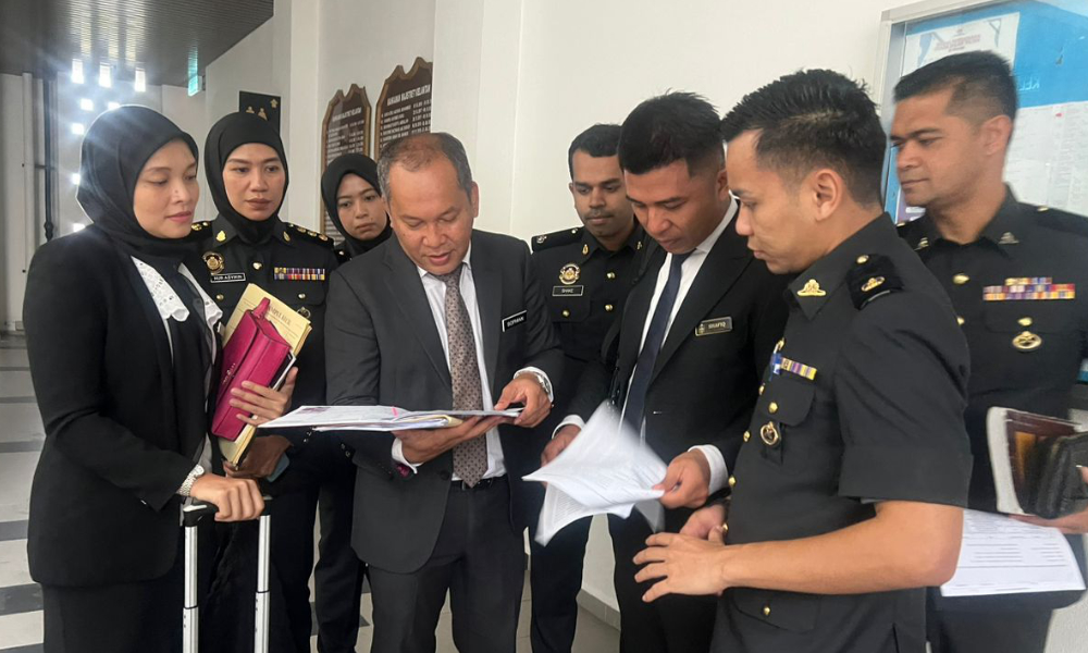 2 pengarah Emraz Travel hadapi 51 pertuduhan gagal hadir di mahkamah