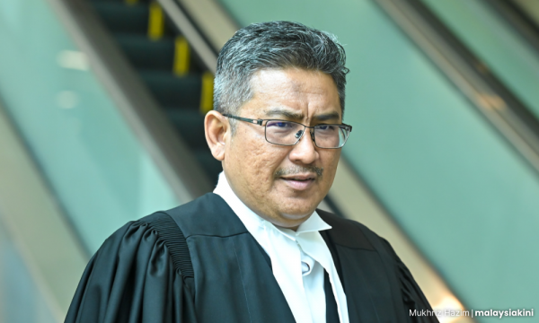 Najib files contempt proceedings against ex-AG over royal addendum