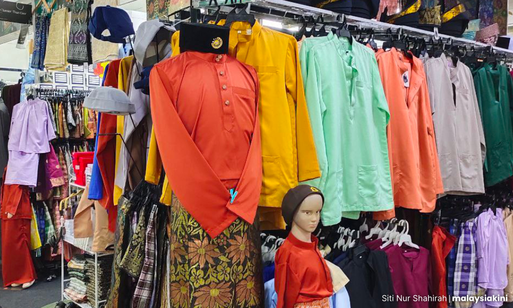 Pelanggan serbu cari baju raya ‘oren bata’ tahun ini