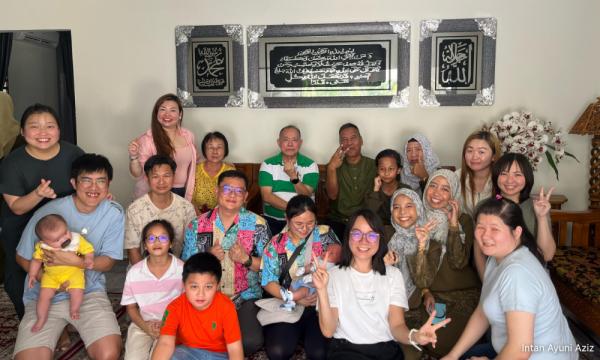 'They travelled for hours to celebrate Raya with us'