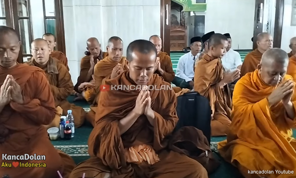 Tular sami berehat dalam masjid di Hari Wesak di Indonesia