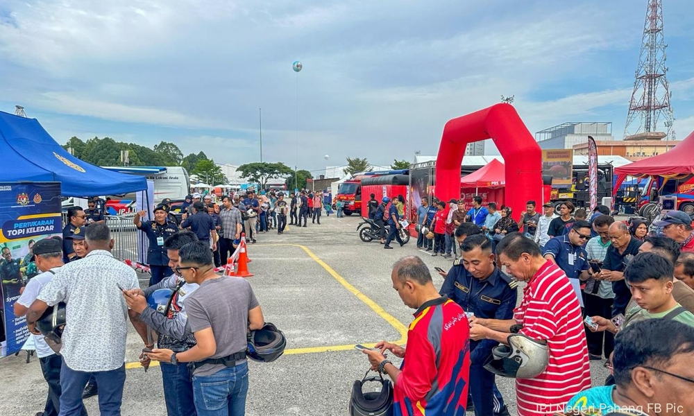 Tukar helmet baru percuma, ramai beratur di reruai JPJ seawal jam 6 pagi