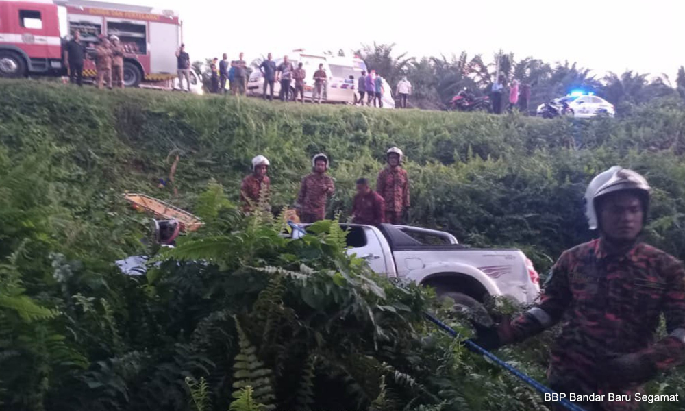 Kereta terjunam dalam gaung, bapa dan anak maut