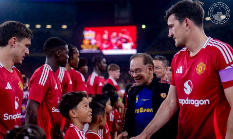 安华贺东盟明星队赢球，笑曼联“希望不会降级”