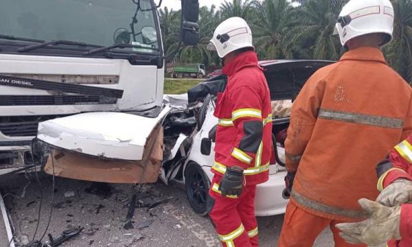 Kereta bertembung lori - Empat termasuk dua kanak-kanak maut