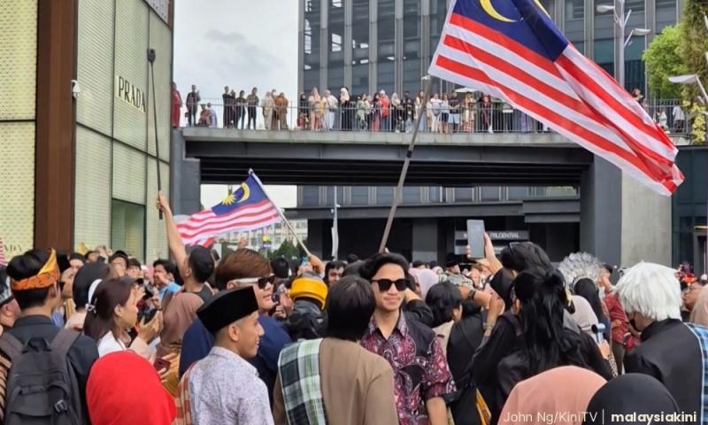 Sarongs in vibrant colours light up 11 railway stations
