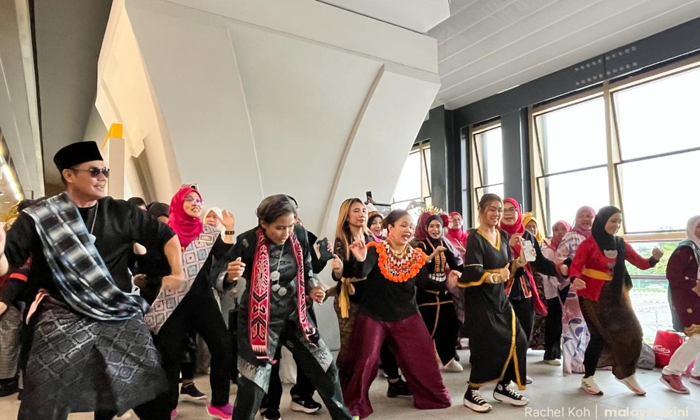 Keretapi Sarong sekali lagi warnai Hari Malaysia dengan tema serumpun
