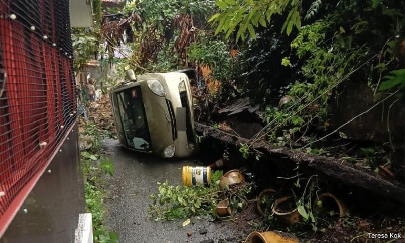 Flash floods hit Klang Valley, retaining wall collapses near Old Klang Road