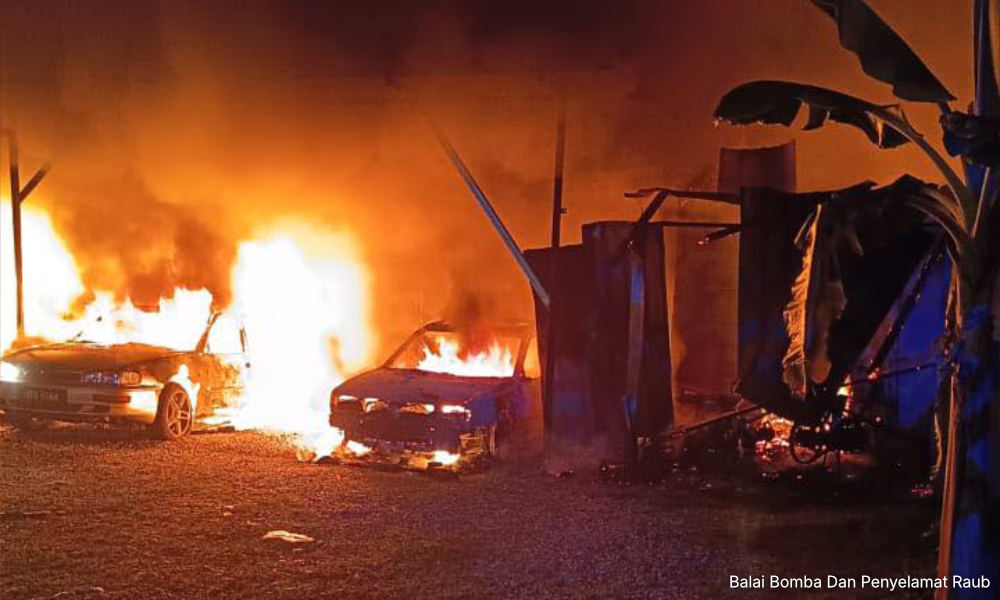 Api marak 3 pagi: Lima sekeluarga rentung, tiga kereta musnah